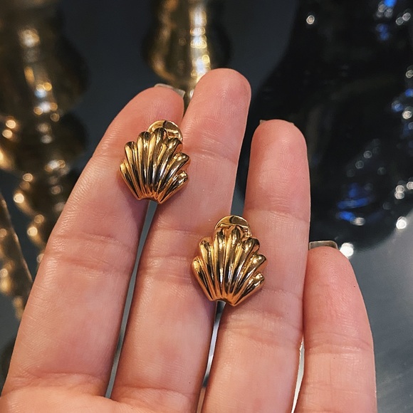 Monet | Jewelry | Vintage Monet Minimalist Gold Tone Shell Earrings ...
